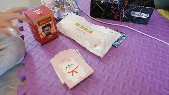 拆盗版卡片和一些玩具