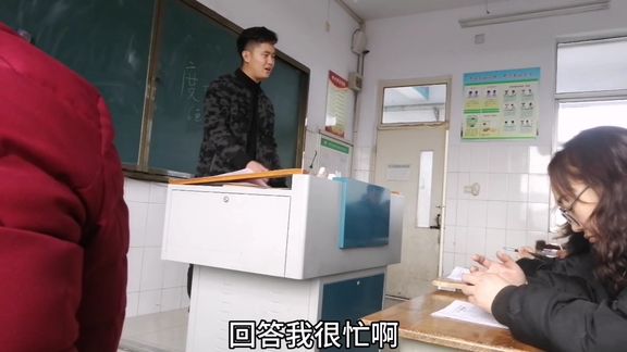 帅哥班主任开家长会,严厉有原则,二八班大步向前