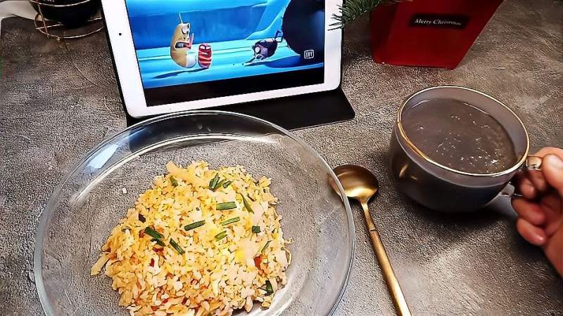 泡菜炒个饭吧加一杯现磨红枣黑芝麻糊