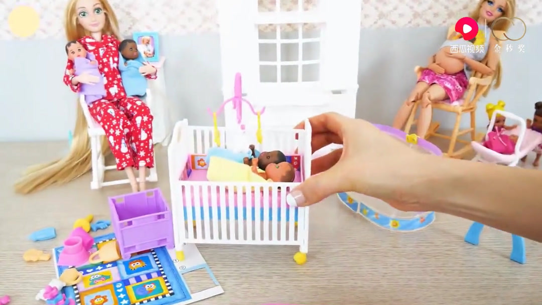 芭比娃娃成了准妈妈,买了好多婴儿用品,物品齐全小小的很可爱.