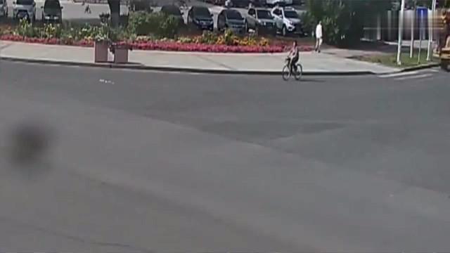 吊车转弯看到有人,一脚急刹车下去以为稳了,不料吊钩不老实了