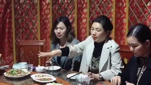 不愧是办公室主任就是会看形势,别说我面前没菜,就是有我一口也不会...