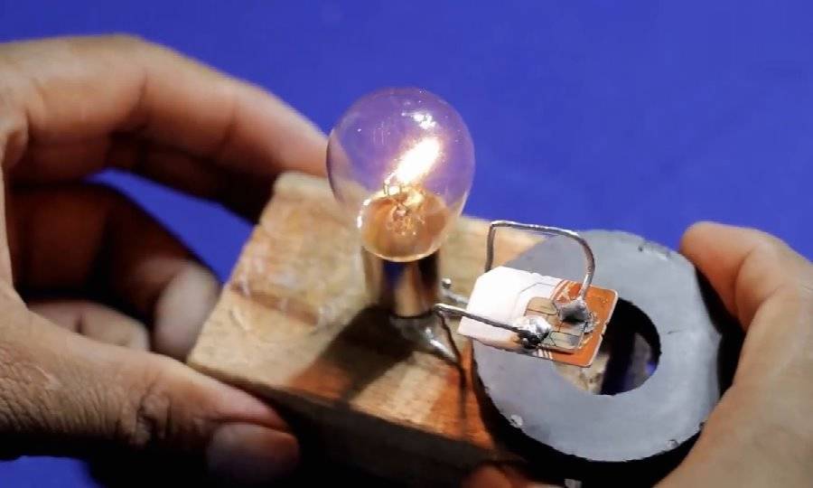男子把手机卡和灯泡连起来,加上磁铁就能发电,谁知道是什么原理