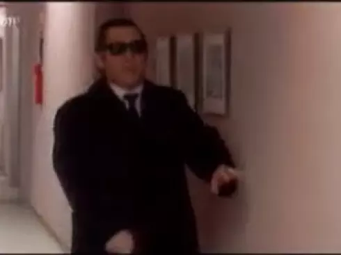 爆笑!强人错把会议室当卫生间