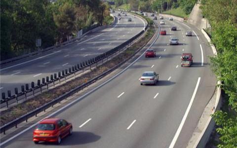 还是那句话:千万不要在高速上跟车太近!