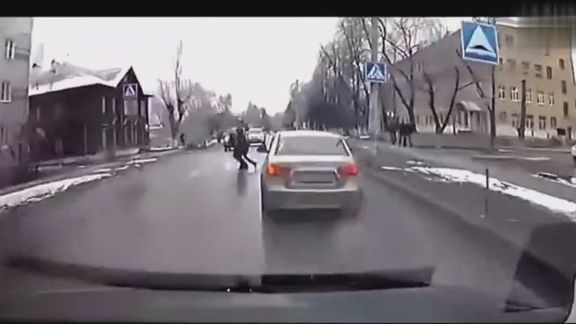 车速太快为避让行人,根本刹不了车只有无奈撞击停在路边的车!