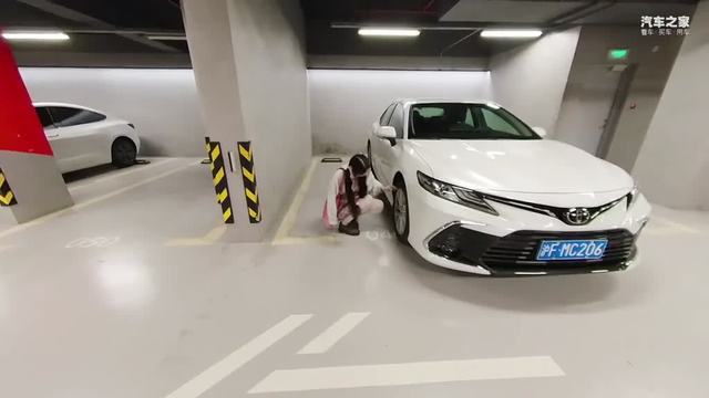 闺蜜当车模双马尾JK少女,带你看2021款丰田凯美瑞萝莉女司机