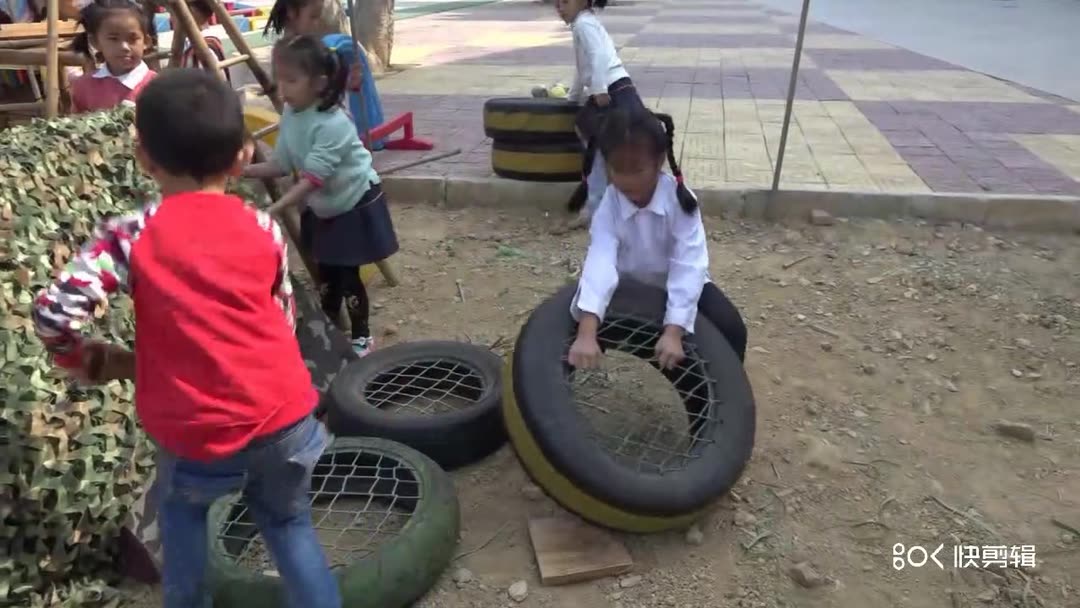 河池市宜州区第二幼儿园“自主游戏”视频 ——《快乐的战壕》