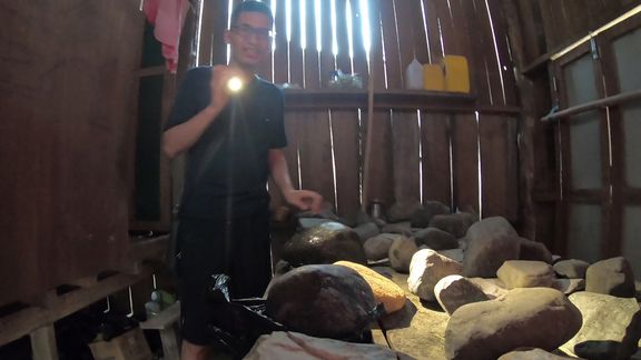 想找翡翠玉石源头,只能冒险到翡翠场区货主家挨个挑选有没中意的