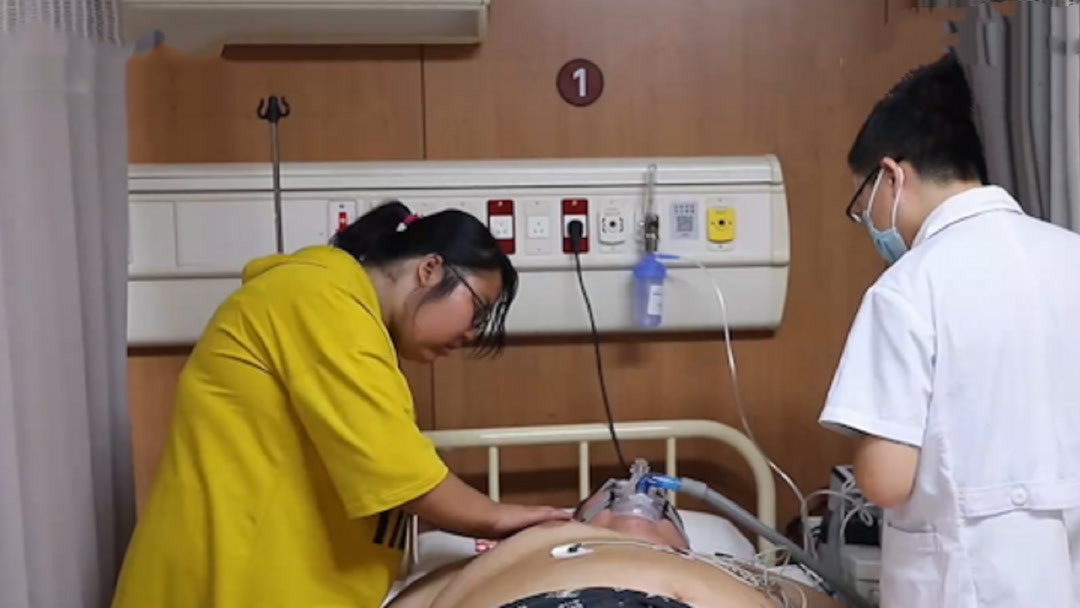 500斤小伙切除胃部,突然不能自主呼吸,医生立刻展开营救