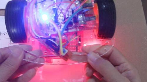 简易小车,不需要单片机编程,也能跟着黑色线走