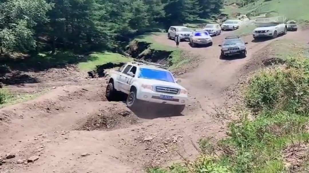 四驱的皮卡过交叉轴,没有差速锁就是不行啊!