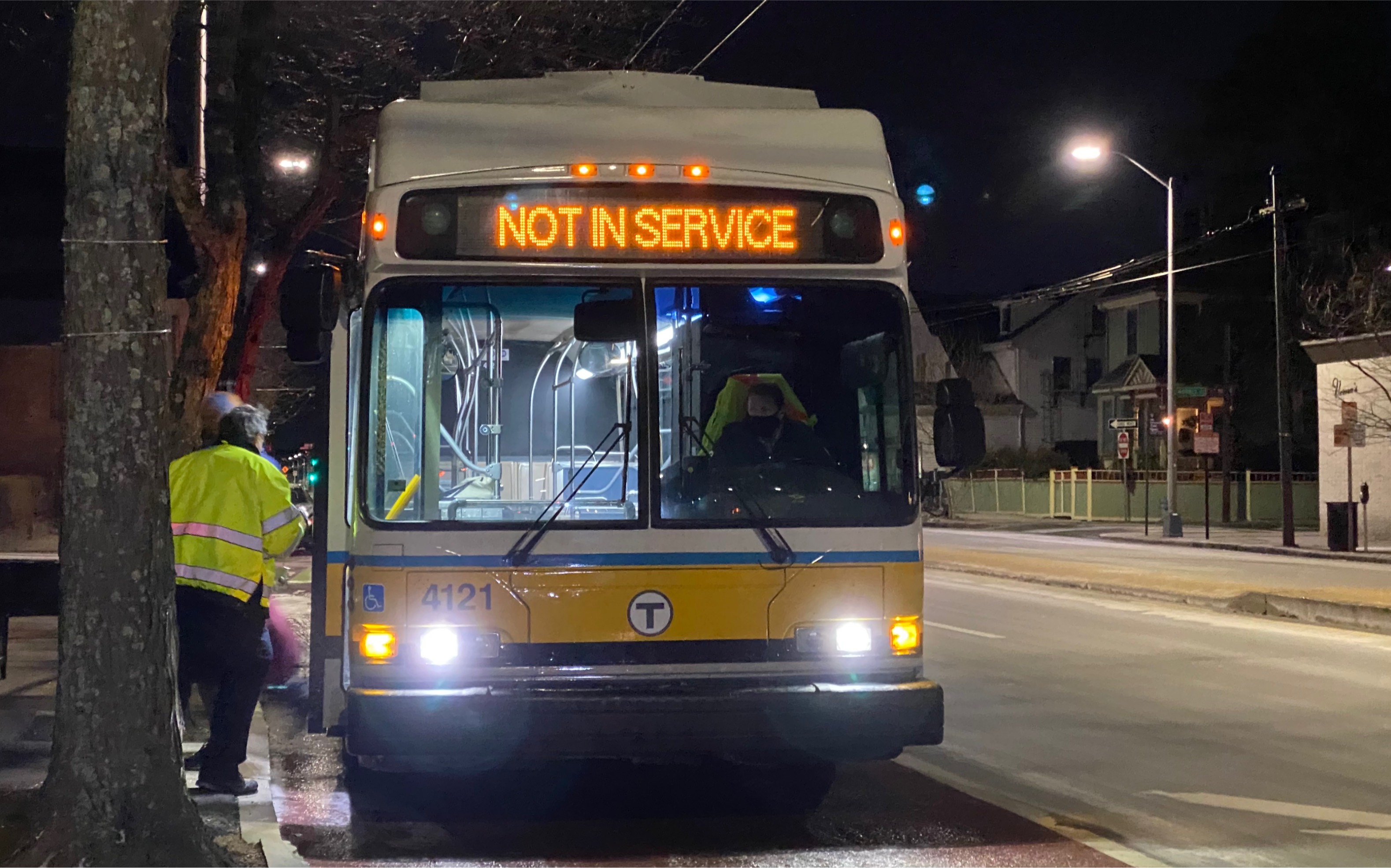 波士顿最后一辆无轨电车退役回库,现场大家唱起了《友谊地久天长》