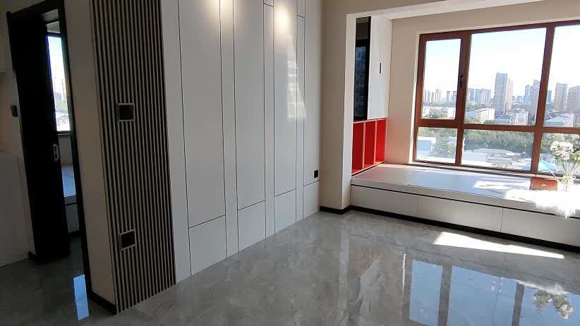 客厅阳台设计成一个地台,当阳光洒落之时,躺在这里会很享受