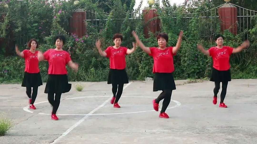 经典怀旧歌曲《众人划桨开大船》歌声悠扬,舞蹈简单好看