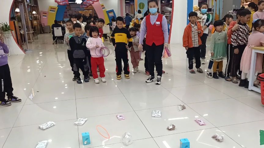 愉快的周末:两个宝贝在超市参加活动,获得很多奖品,宝贝超开心