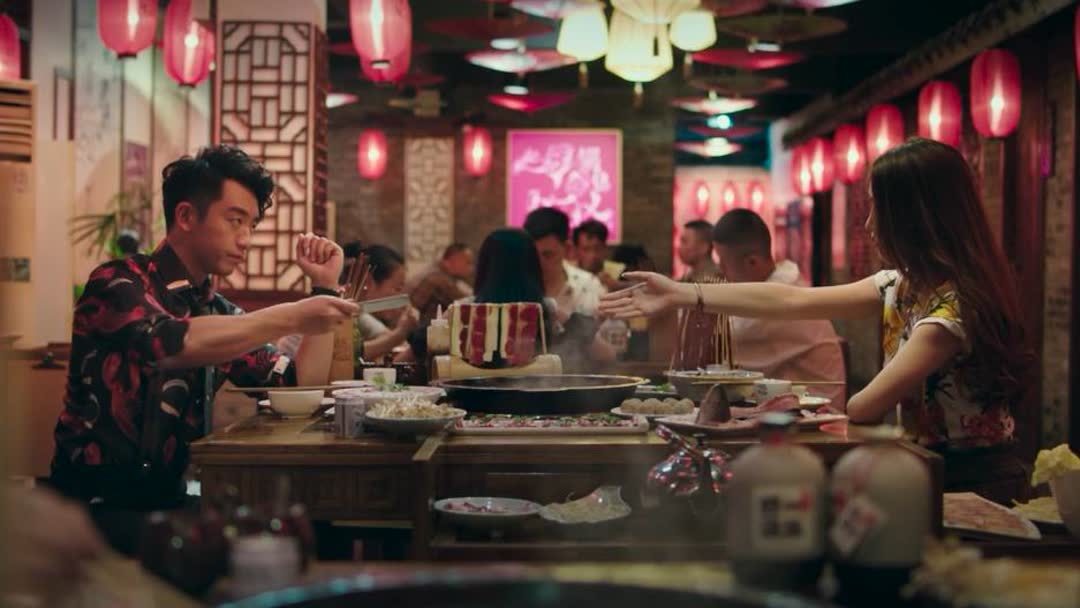 喜剧片:小伙怕女友查微信,关键时刻把电话扔进火锅汤里,笑死了