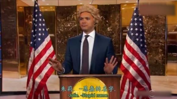 美国牛人模仿特朗普开记者招待会，模仿出了精髓，全程爆笑不停！