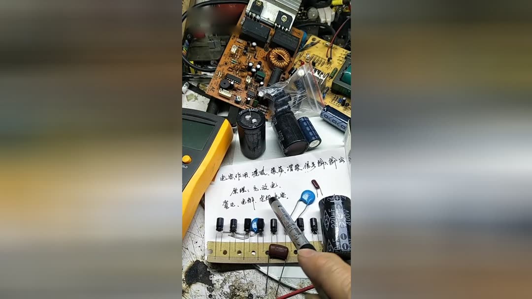 电容的用途个工作原理!我的知识都学杂了!哈哈