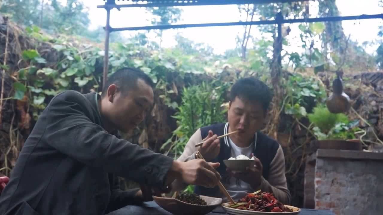 两兄弟吃狗肉,用农村铁锅爆炒,麻辣鲜香很馋人,大哥:这菜费饭