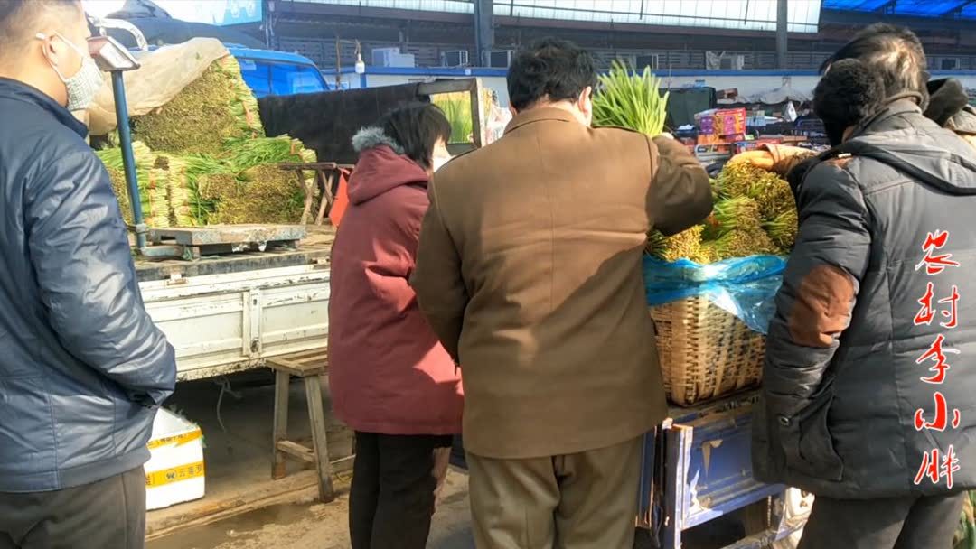 农村小伙来当地最大蔬菜市场,进门需量体温消毒,市场里忙不赢