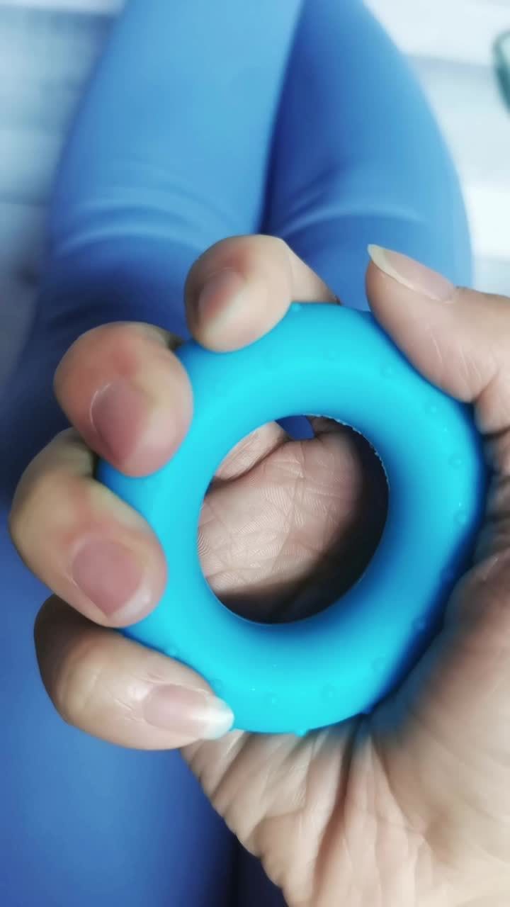 握力器握紧后不要立即松开保持10秒,一天可以练习5组,增强手部力量