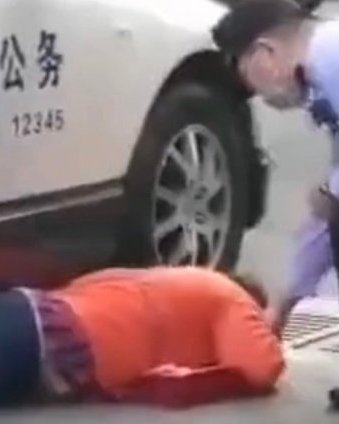 【女子碰瓷民警公务车】近日,广东茂名一位大妈在警察眼皮底下碰瓷...