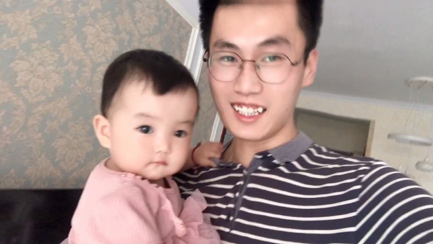 宝爸提前收到父亲节礼物,媳妇花5千给买了个苹果手机,值不值?