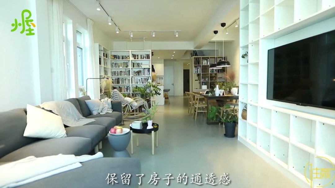 老头爱书就在家里摆满书架,电视墙的小格子里摆满书,应该很壮观吧