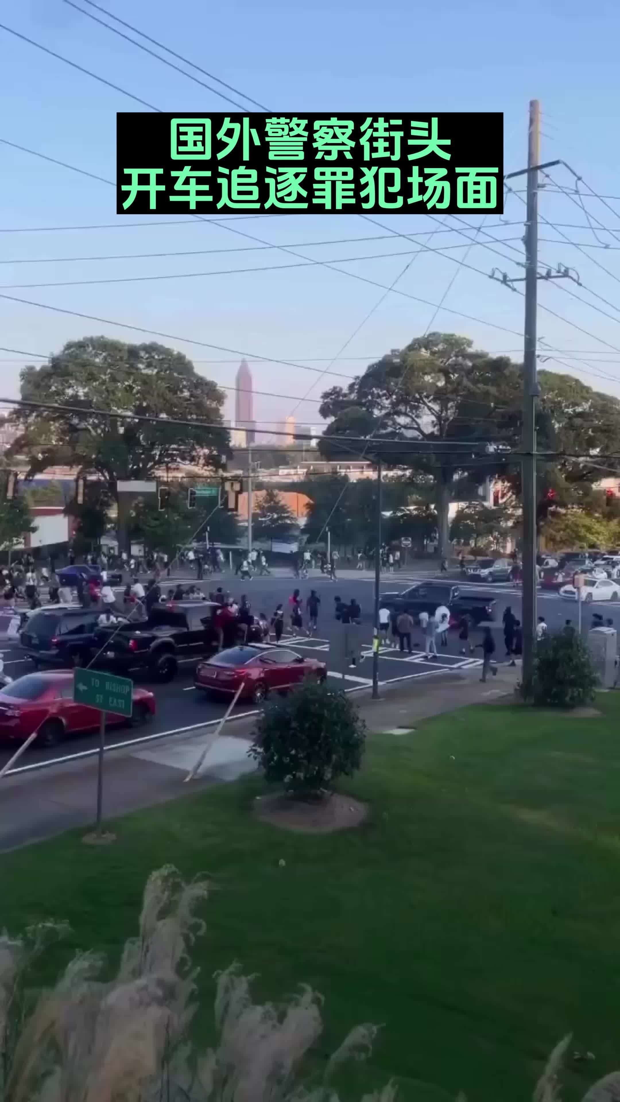 国外警察街头开车追逐罪犯场面