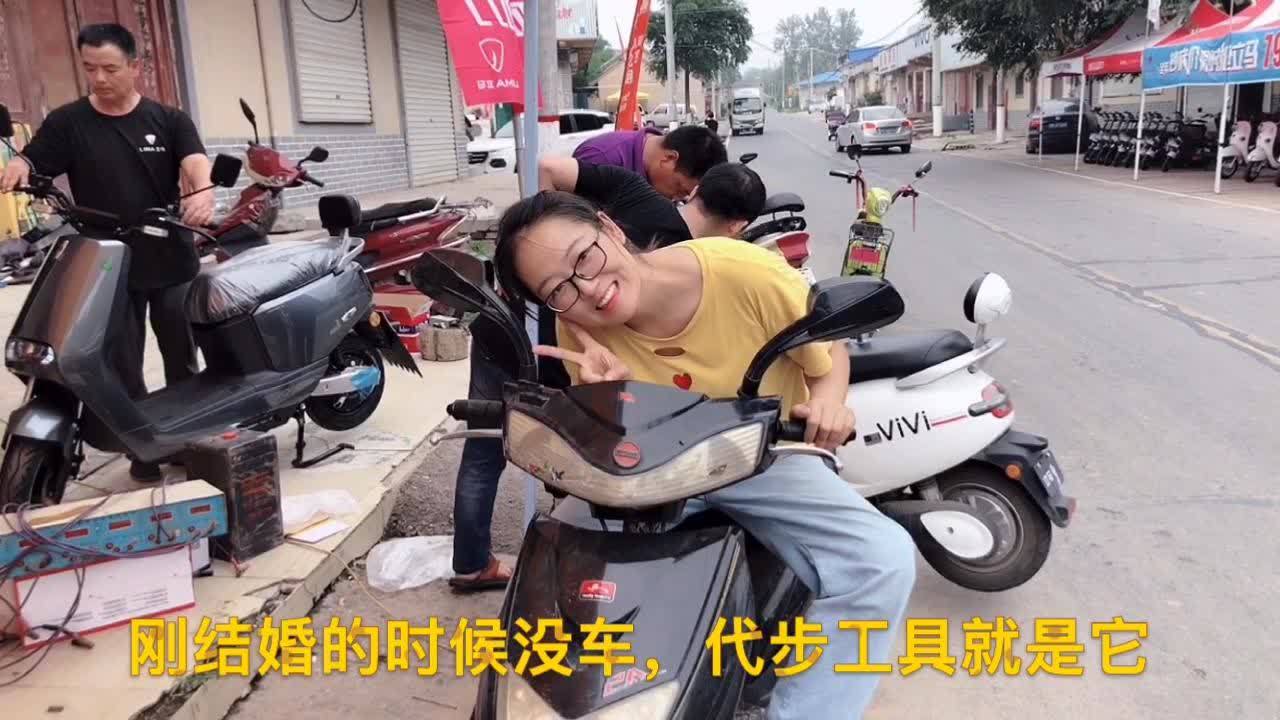 小伙喜提新车,原价3000块电动车骑6年,再买只要2000块,真便宜