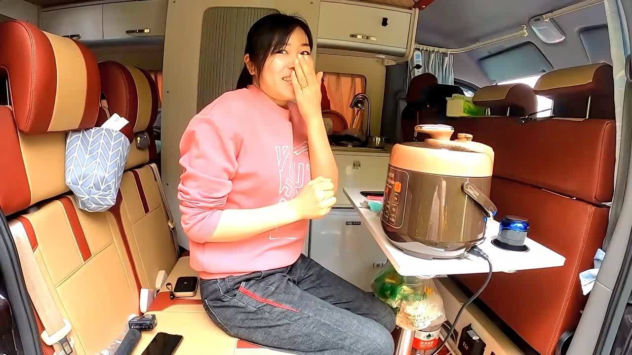 小夫妻第一次在房车里用大功率电器,一顿猛操作,结果太气人!