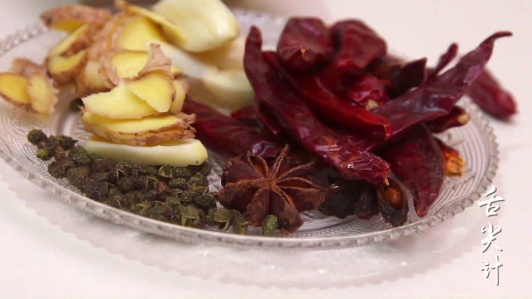 大厨教你做“干煸肥肠”,香辣入味,越吃越香,老公一个人吃两盘