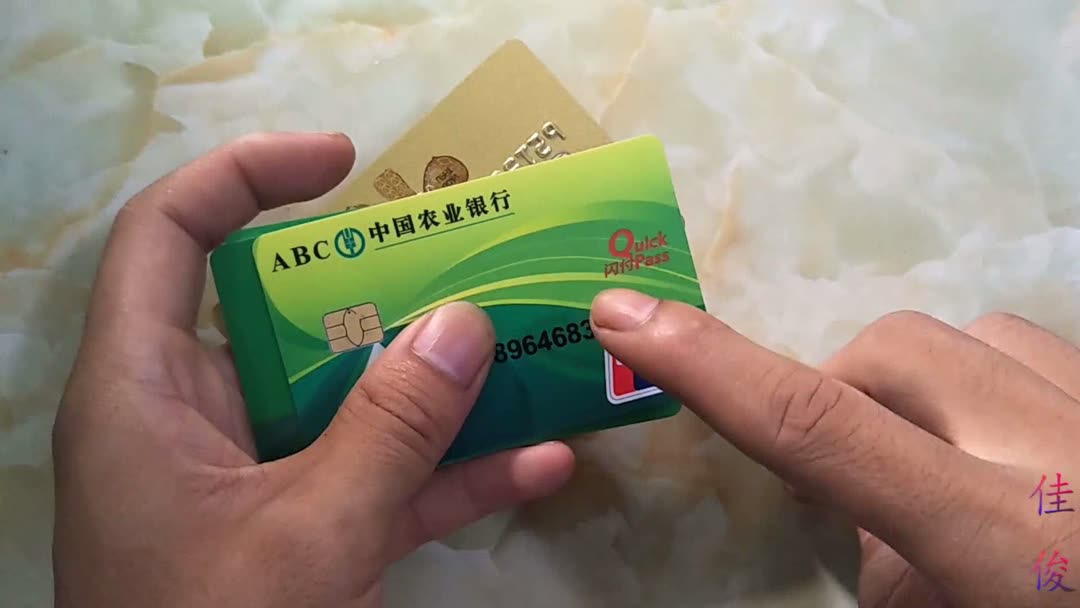 看看你的银行卡有这样的字样不?赶紧保存好,不然钱没了都不知道