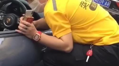 外卖小哥要到超跑女孩的微信,看到他的车钥匙,原来是门当户对!