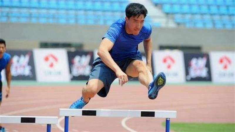 刘翔退役多年首次挑战跨栏,观众泪目,网友:我们欠他一句道歉