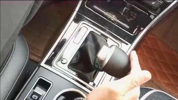 自动挡下坡时,怎样挂挡才正确?很多车主弄错了