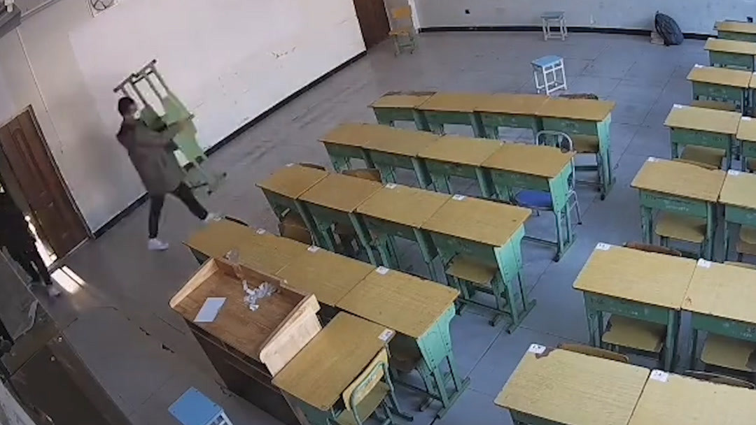 发现教室桌椅被挪动!男生放假回来第一个进教室操作暖心