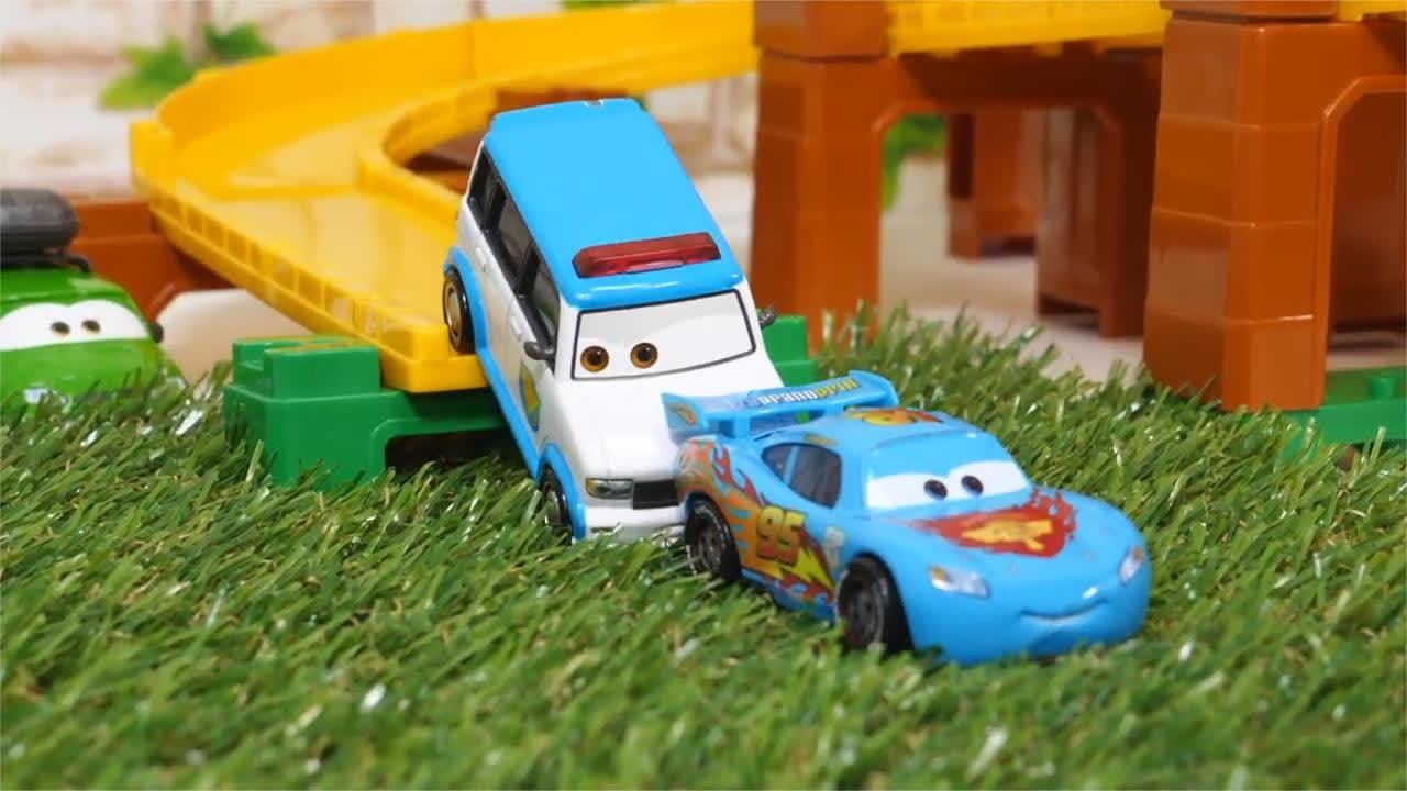 小男孩喜欢的赛车总动员玩具车小汽车在旋转轨道上滑行比赛