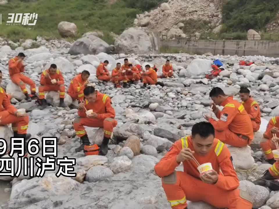 30秒丨感恩救援 四川泸定磨西镇村民自发做饭步行一个半小时送到...