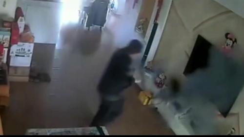 客厅正在充电的电动车,电瓶突然爆炸,整个房间瞬间被浓烟笼罩