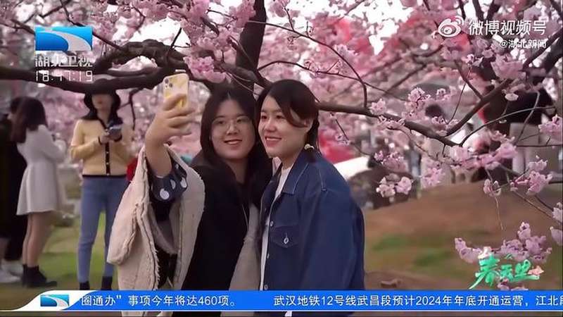 ...也是武汉抗疫最关键时刻,习近平总书记来到武汉考察疫情防控工作,...