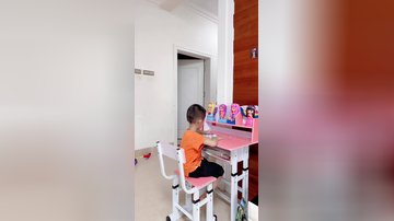 今天表现不错,早上起来就在写作业,原来另有目的。