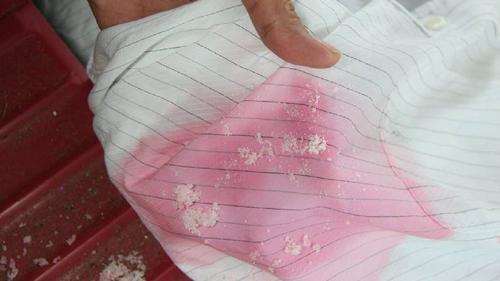 衣服上染上红酒渍,教你一招,不需要搓不需要洗,只需放点厨房里的它