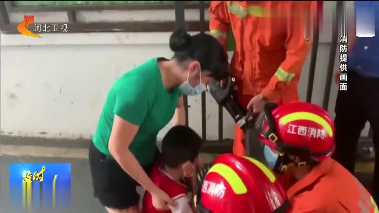 熊娃贪玩被电动车U型锁"锁喉"钥匙还断在锁眼里,母亲又气又急