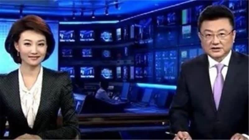 新闻联播主持人为什么不低头念稿,他们全背下来了?看完明白了