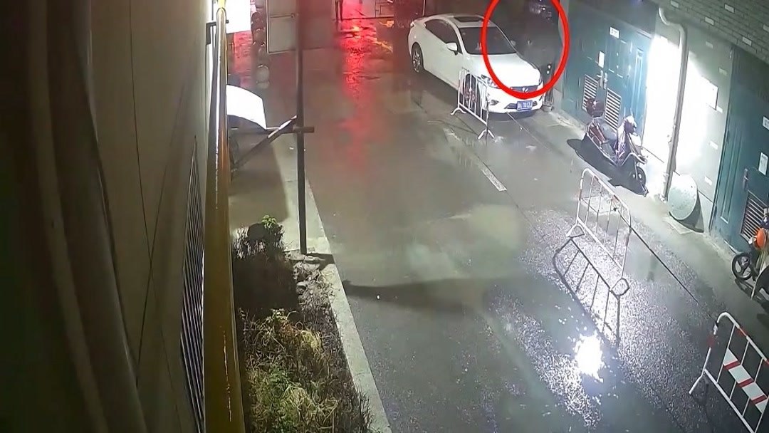 车子堵住单位宿舍的消防通道找不着人,管理员一怒之下把轮胎戳了
