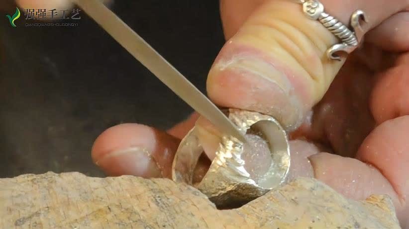 手工用海螵蛸模具熔合制成银戒指,祖传手艺不能丢