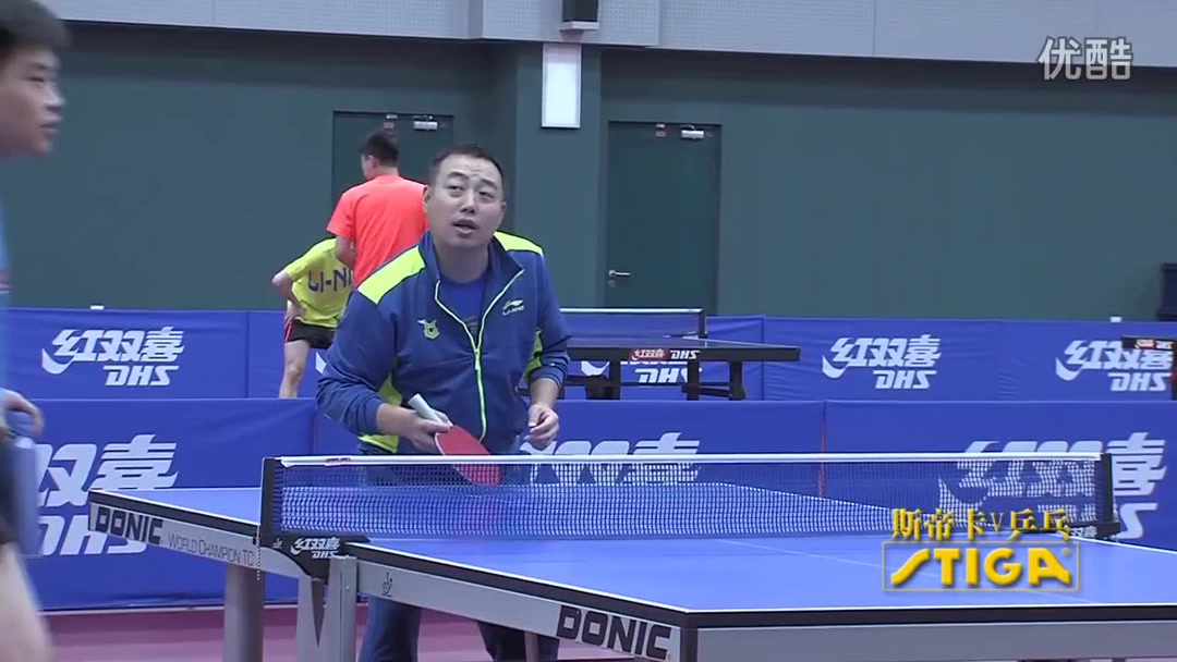 刘国梁偏心直板 亲自为许昕做动作示范 技艺不减当年 斯帝卡V乒乓 2