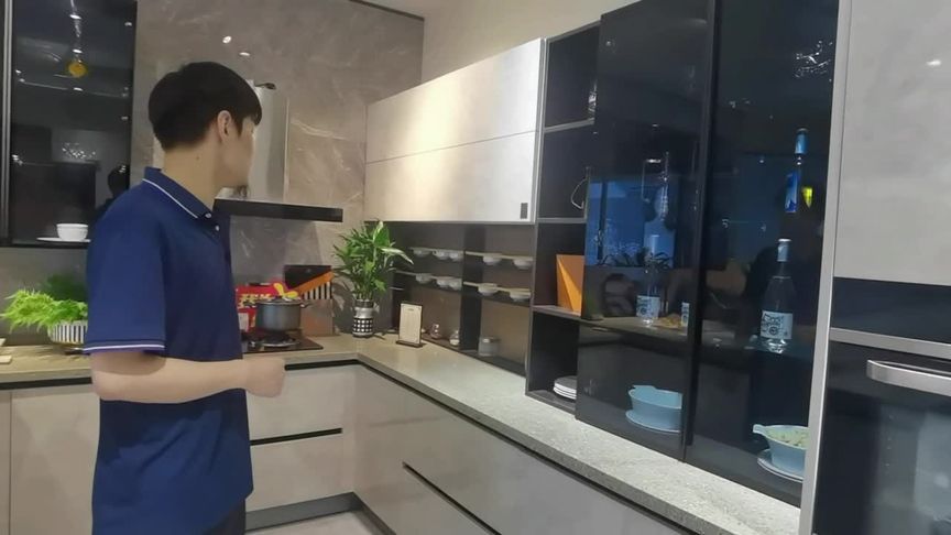 #现代厨房设计 #厨房装修 #轻奢风装修